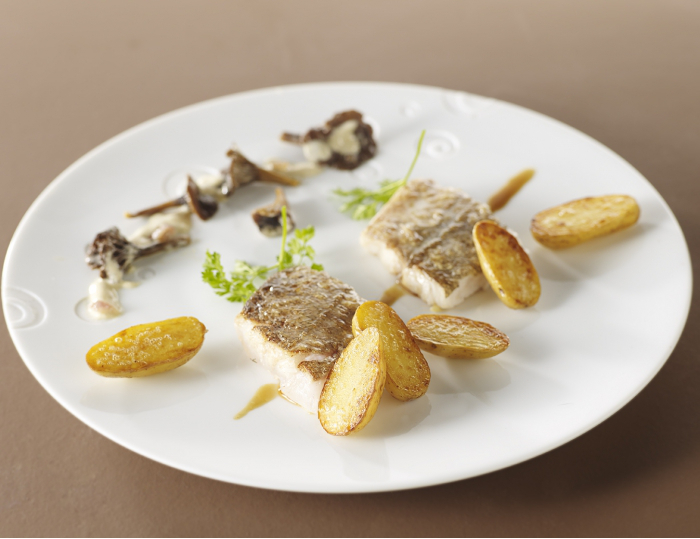 Pierre Rigothier : Merlu du petit bâteau rôti, morilles, pommes grenaille