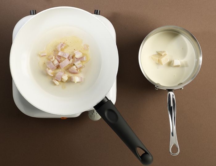 Émulsion de vieux parmesan en coquinerie de pensée matinale, croûtons ...